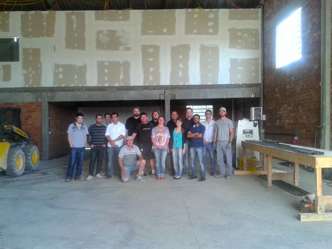Comemorando 9 anos de conquistas e crescimento! – Schneider Comemorando 9 anos de conquistas e crescimento! – Schneider